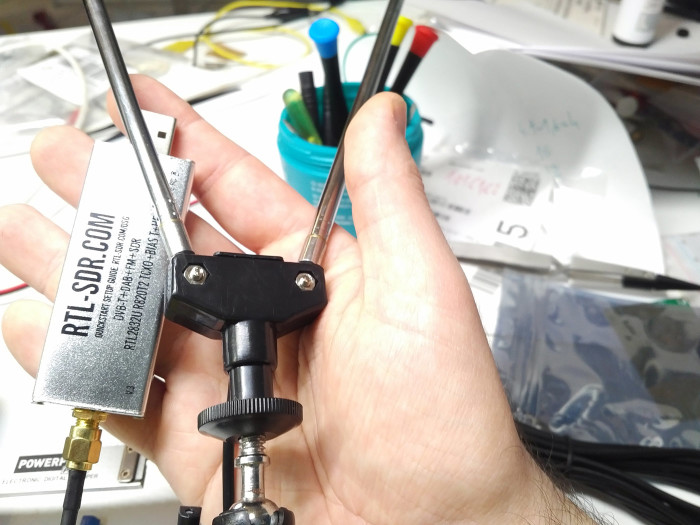 A Look Inside the RTL-SDR Kit (Software Defined Radio with Dipole ...