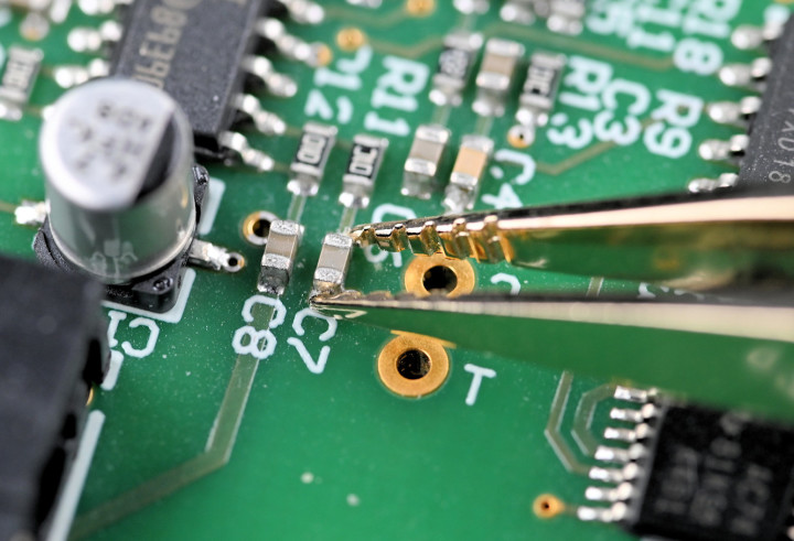 Fnirsi LCR-ST1 smart LCR SMD tweezers (review) | Elektor Magazine