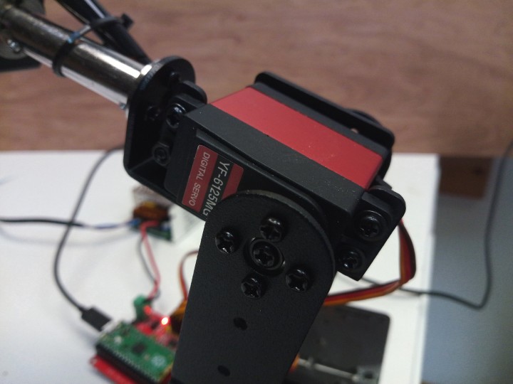 Makerfabs 6-DOF Robot Arm Kit With Raspberry Pi Pico | Elektor Magazine