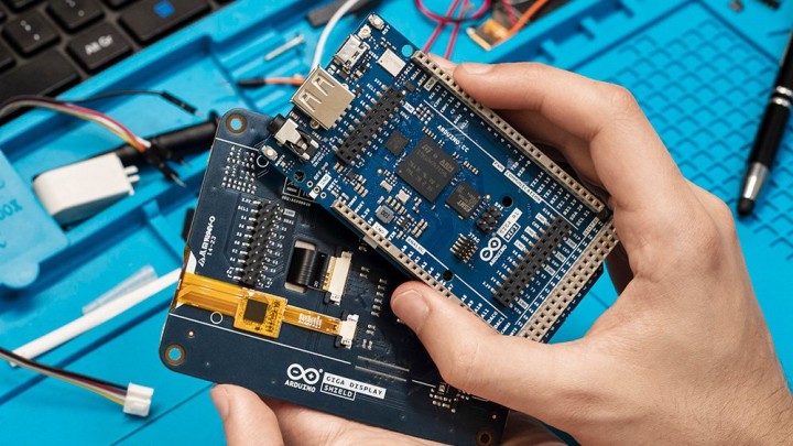 Arduino GIGA Display Shield | Elektor Magazine