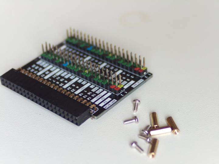 Raspberry Pi 400 and the Waveshare RPi 400 GPIO Header Adapter | Elektor Magazine