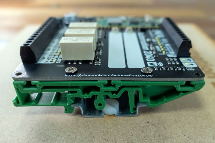 Raspberry Pi Pico W Carrier Board Brings the Factory Home | Elektor ...