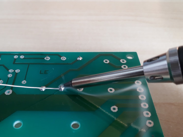 Fnirsi HS-01 Smart Soldering Iron (Review) | Elektor Magazine