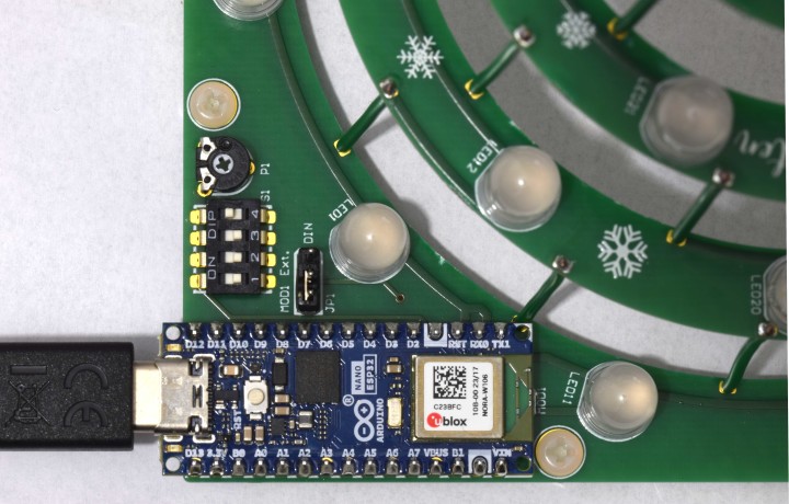 Circular Christmas Tree 2023 [230508] | Elektor Magazine