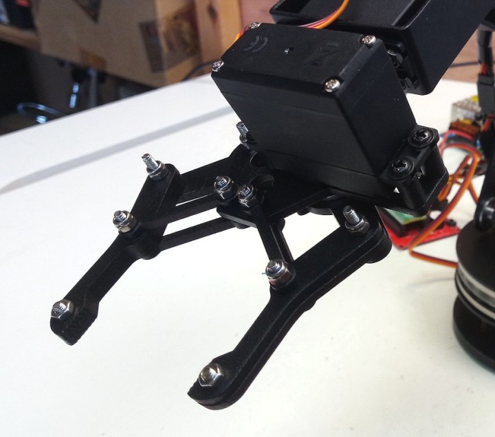 Nichts für Anfänger – Makerfabs 6 DOF Robot Arm mit Raspberry Pi Pico | Elektor Magazine