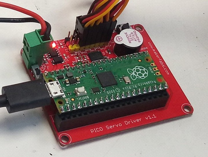 Makerfabs Kit bras robotique 6-DOF avec Raspberry Pi Pico | Elektor Magazine