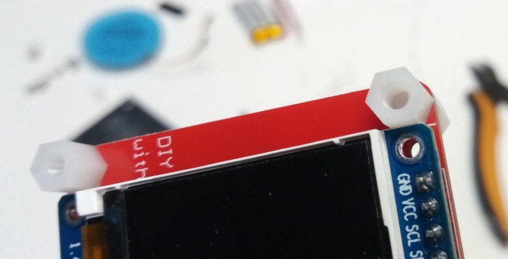 Kit DIY ESP32 SmartClock de MakerFabs avec prévisions météorologiques | Elektor Magazine