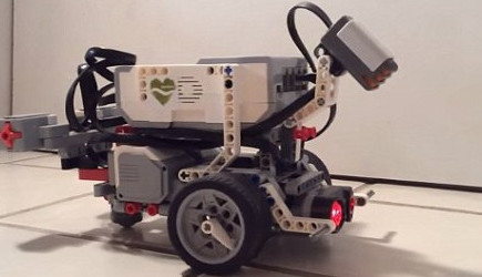 A Worm Brain Powering a LEGO Robot | Elektor Magazine