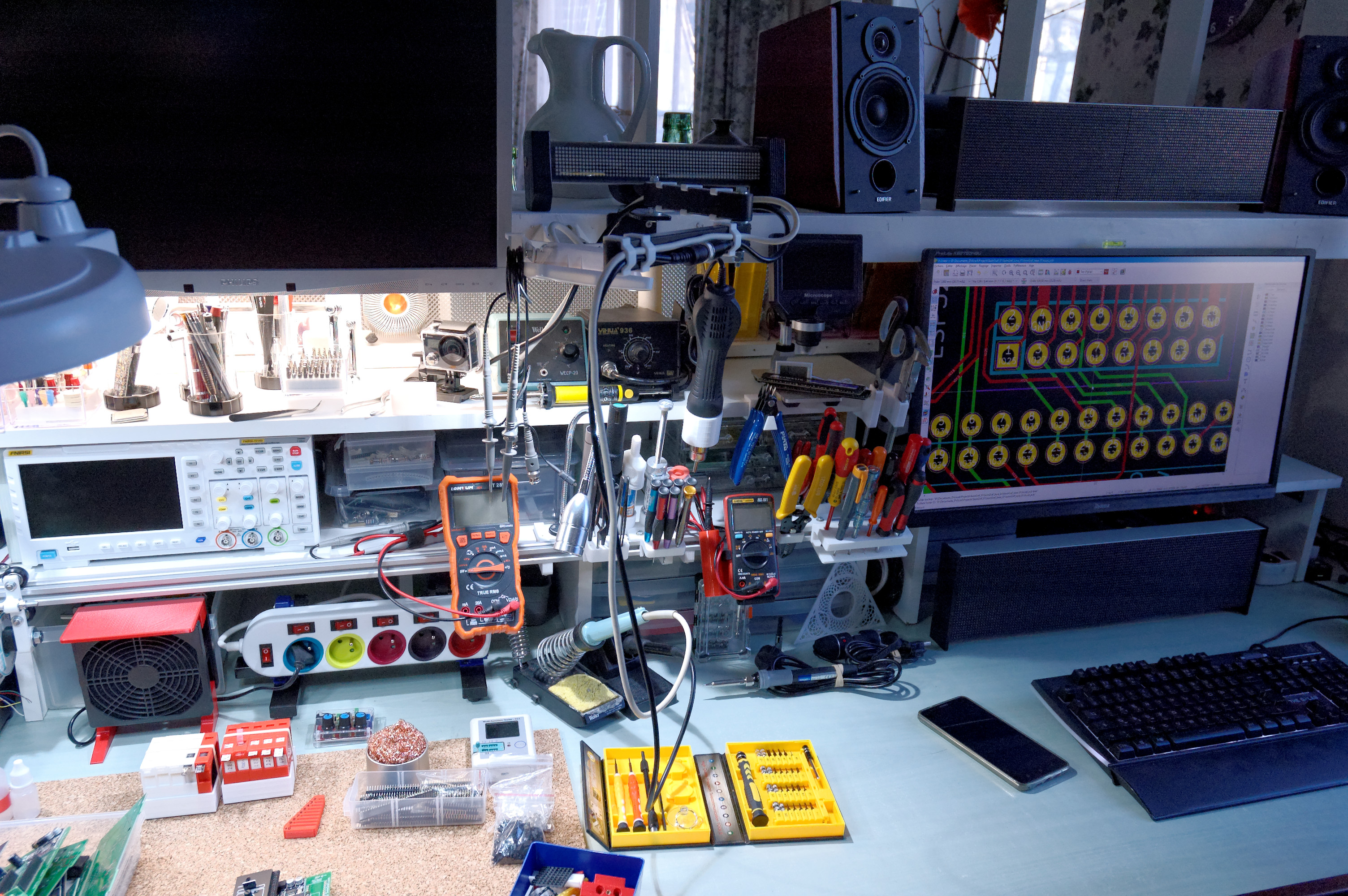 Captivating Workspace of the French reader of Elektor, Patrick Besse ...