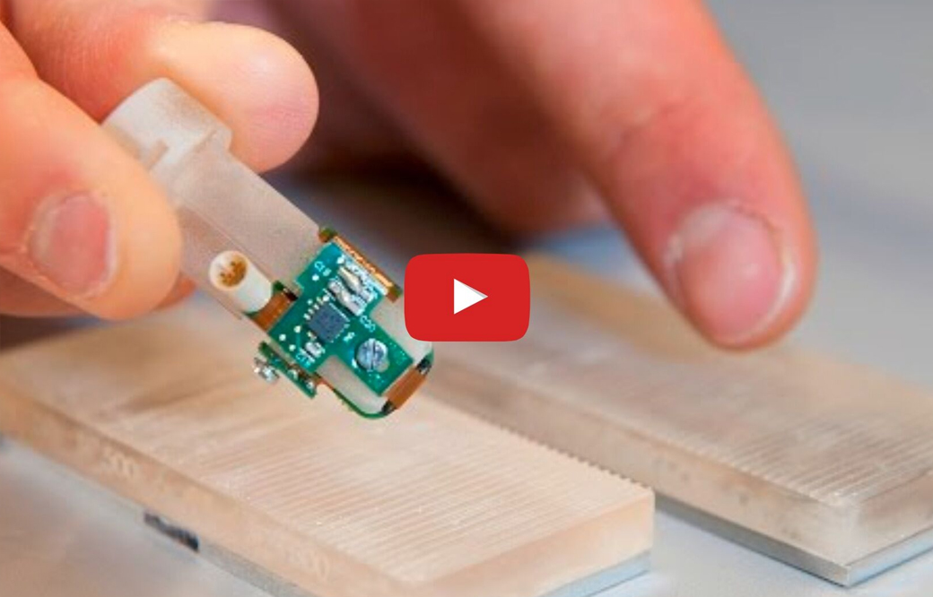 Thanks to a bionic finger, an amputee patient feels textures again ...