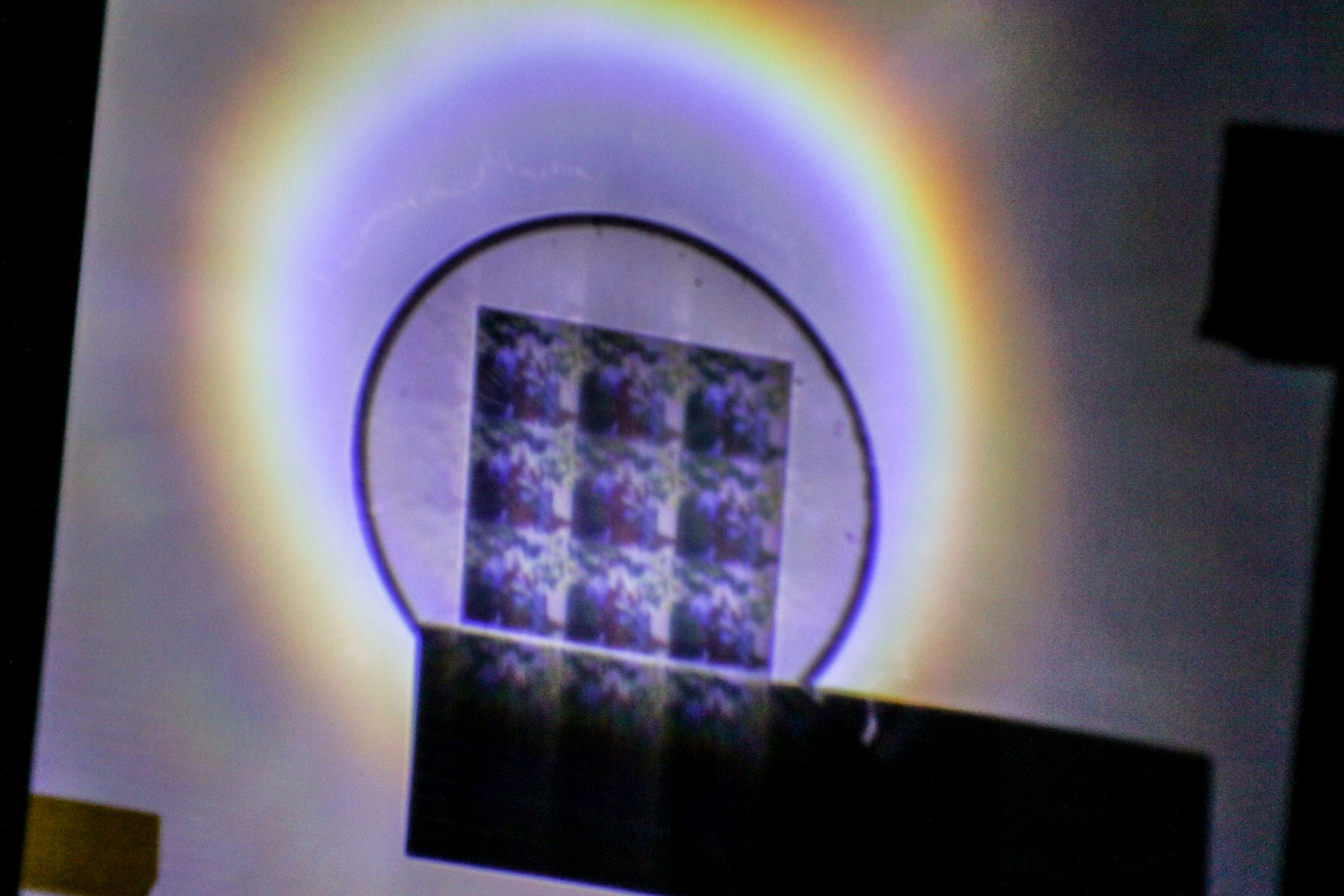 Color holograms using ordinary light | Elektor Magazine