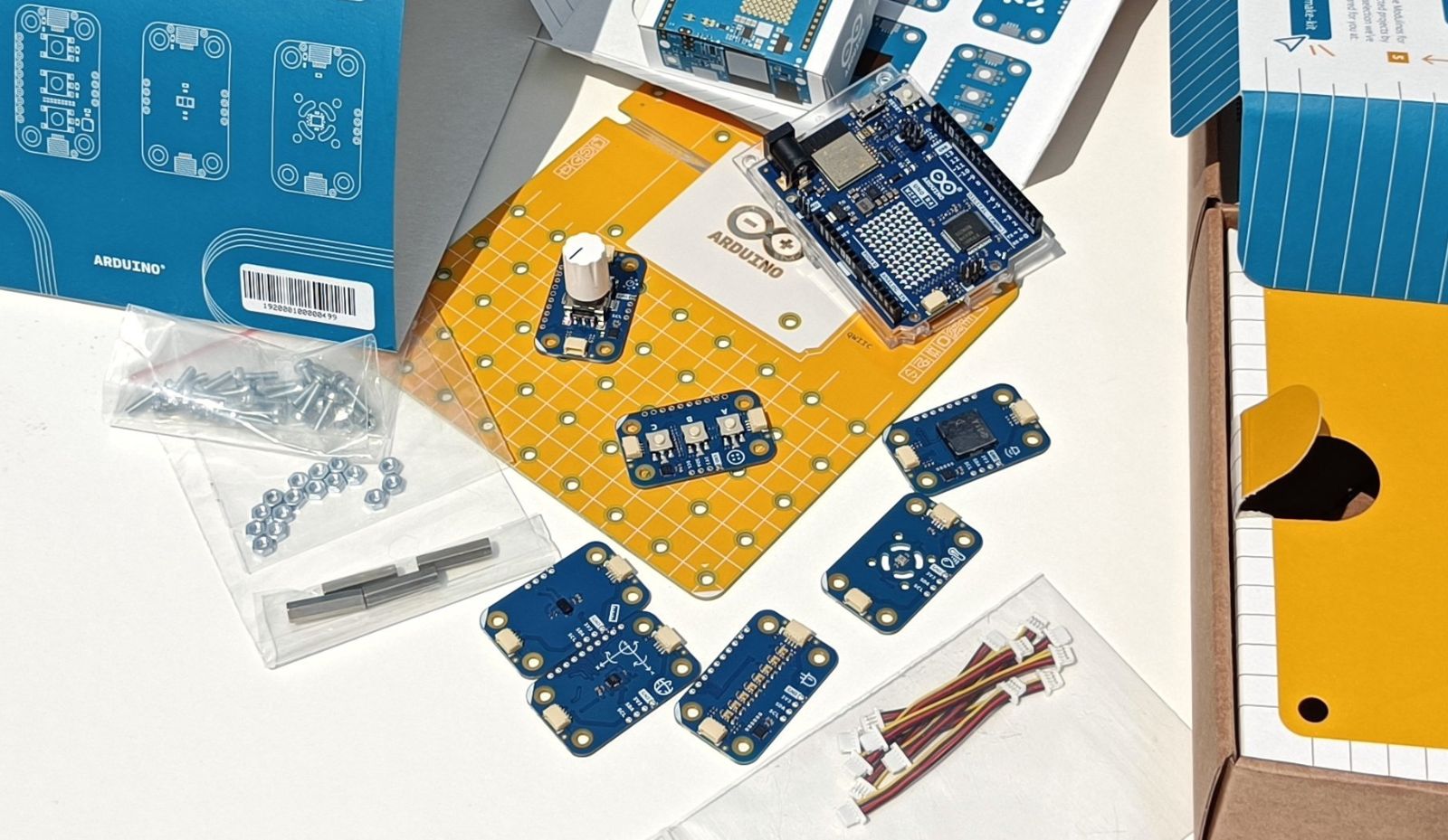 Plug and Make Kit - A New Way of Doing Arduino | Elektor Magazine