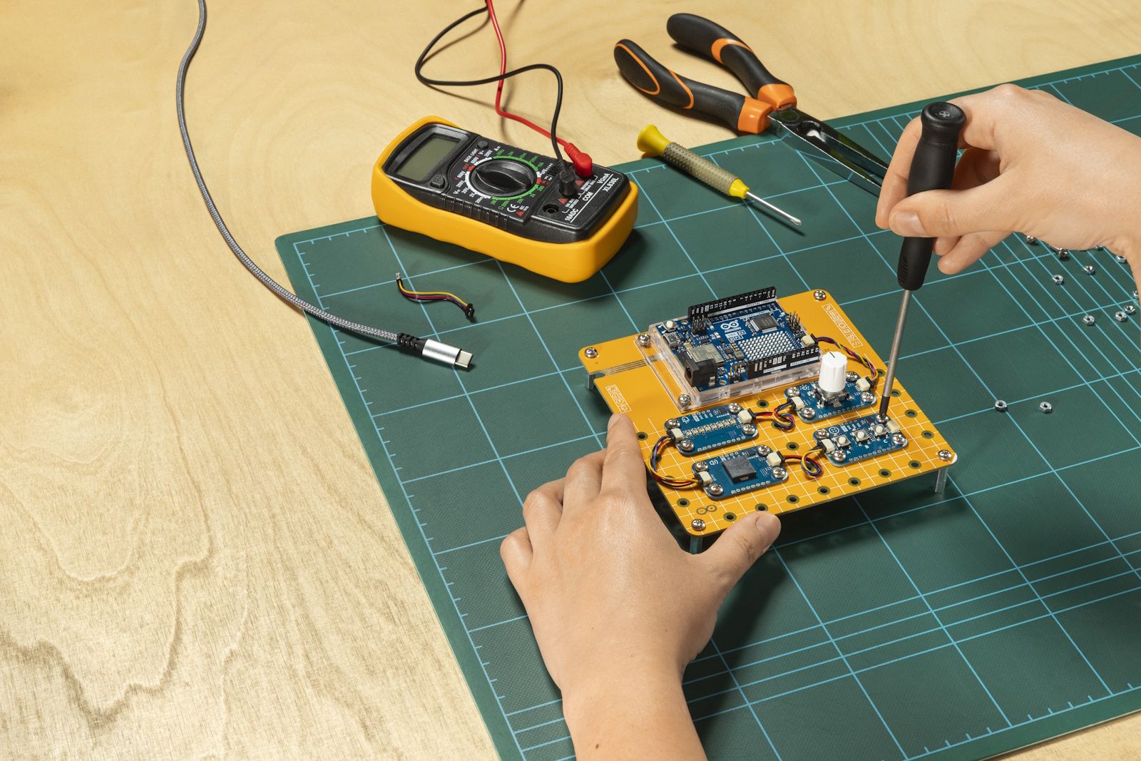 Arduino Plug and Make Kit, een modulair prototyping platform voor ...