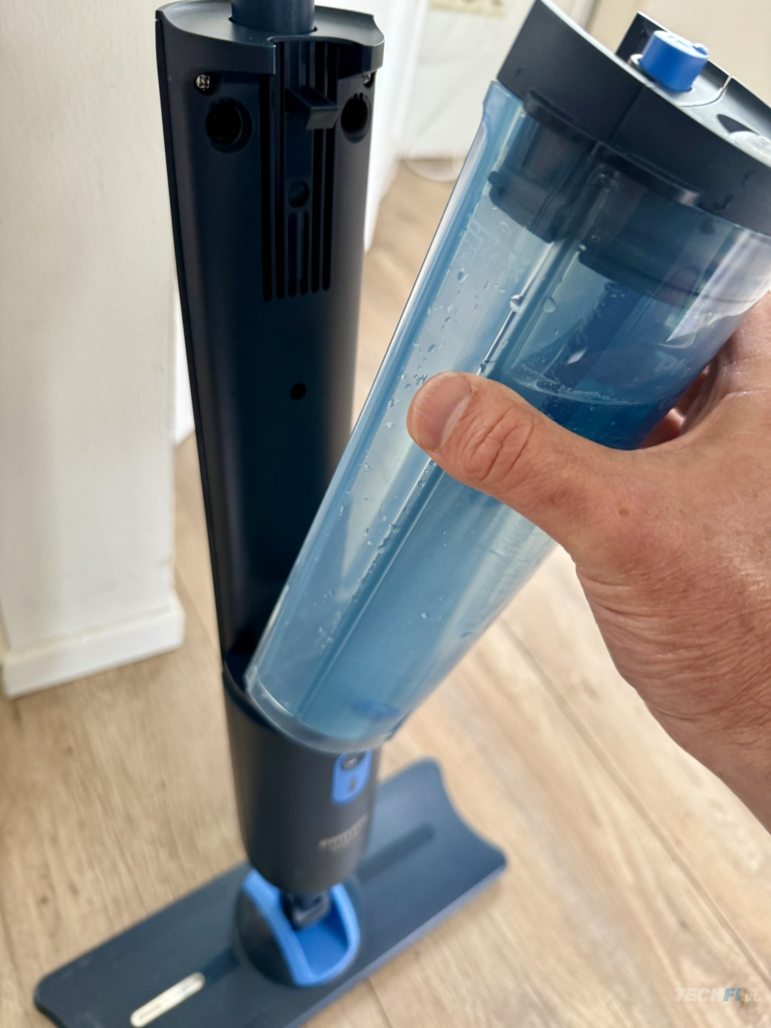 Philips OneUp review: deze elektrische dweil is een aanrader | TechFi