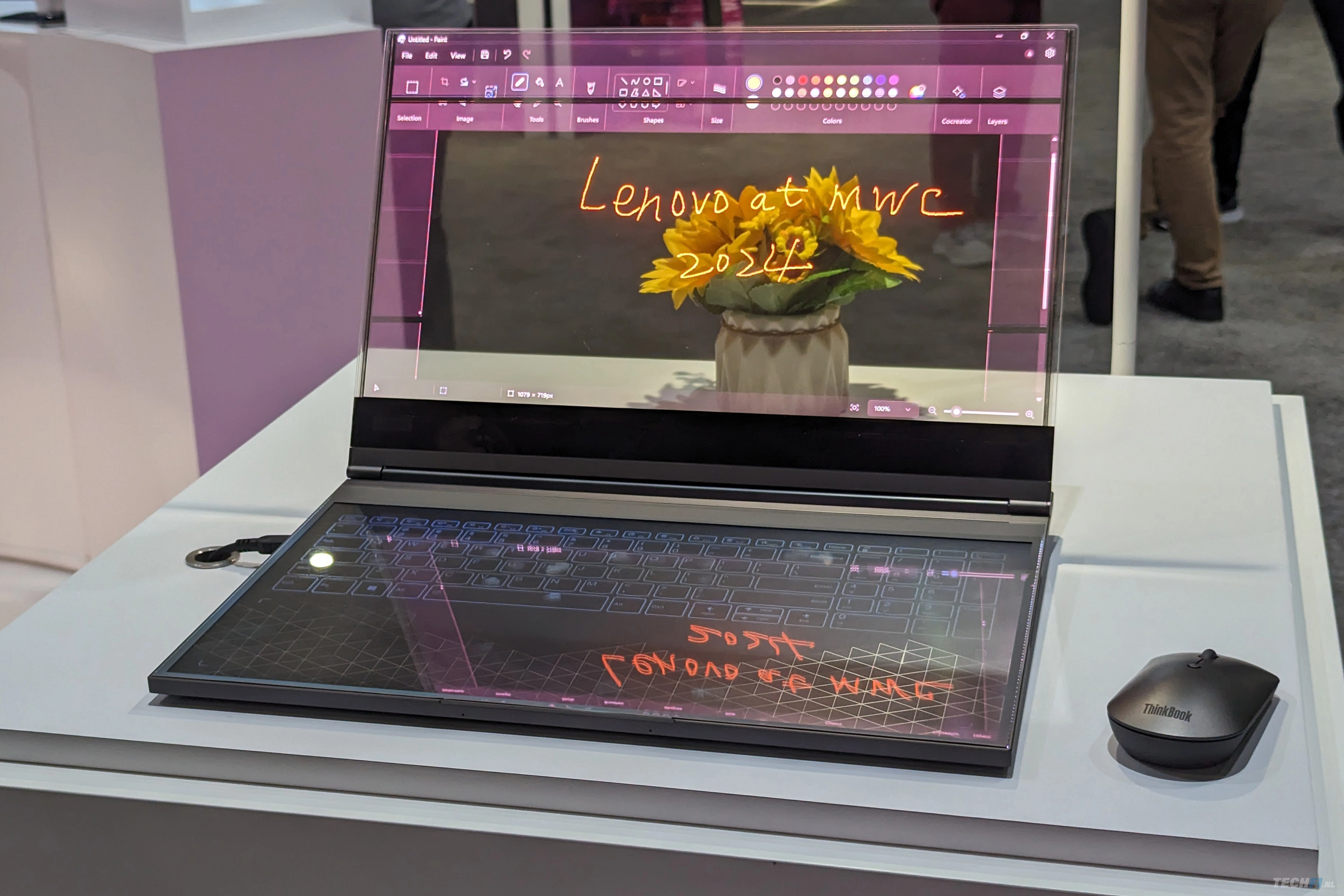 Deze Lenovo ThinkPad laptop heeft een doorzichtig scherm | TechFi