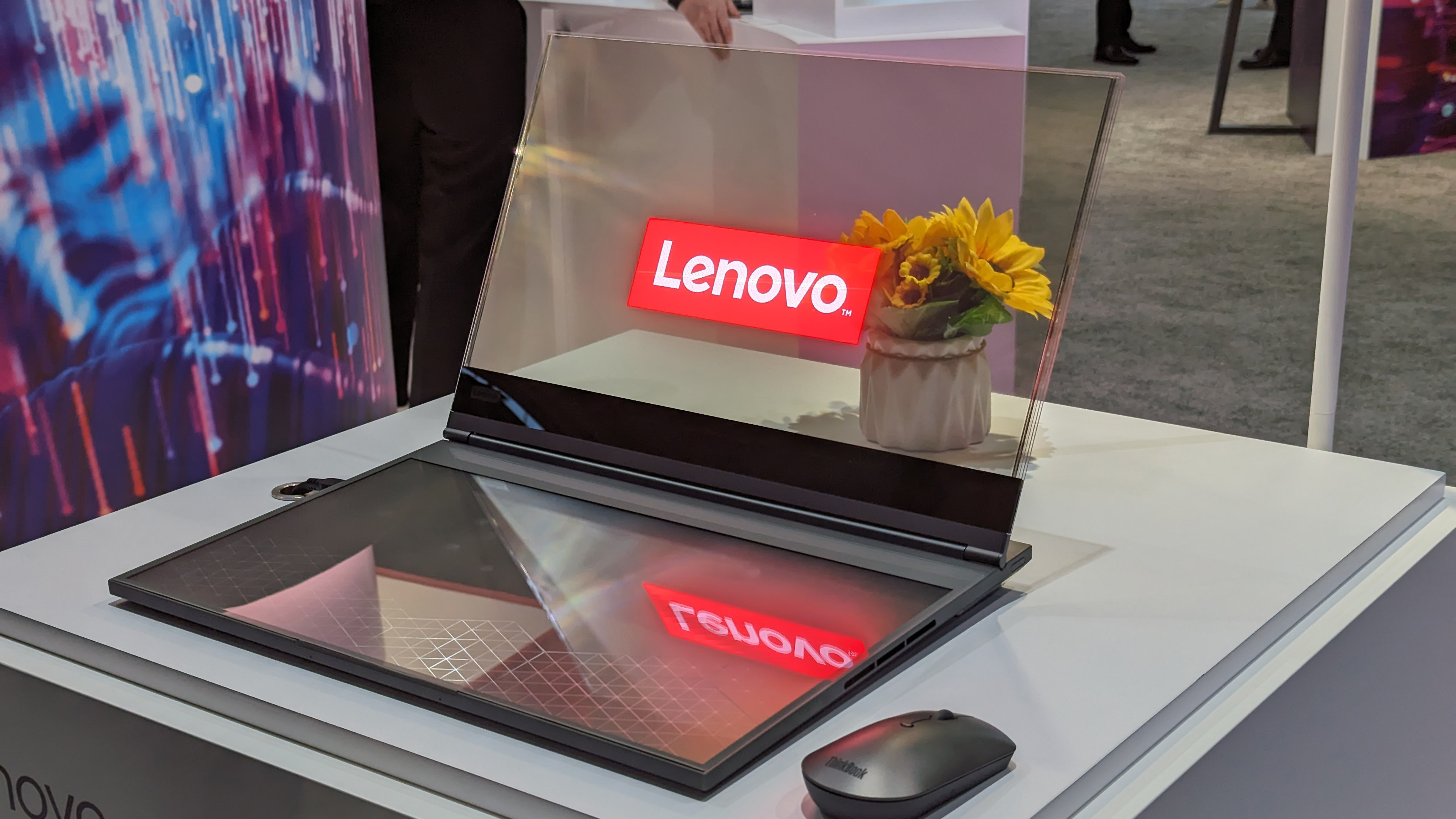 Deze Lenovo ThinkPad laptop heeft een doorzichtig scherm | TechFi