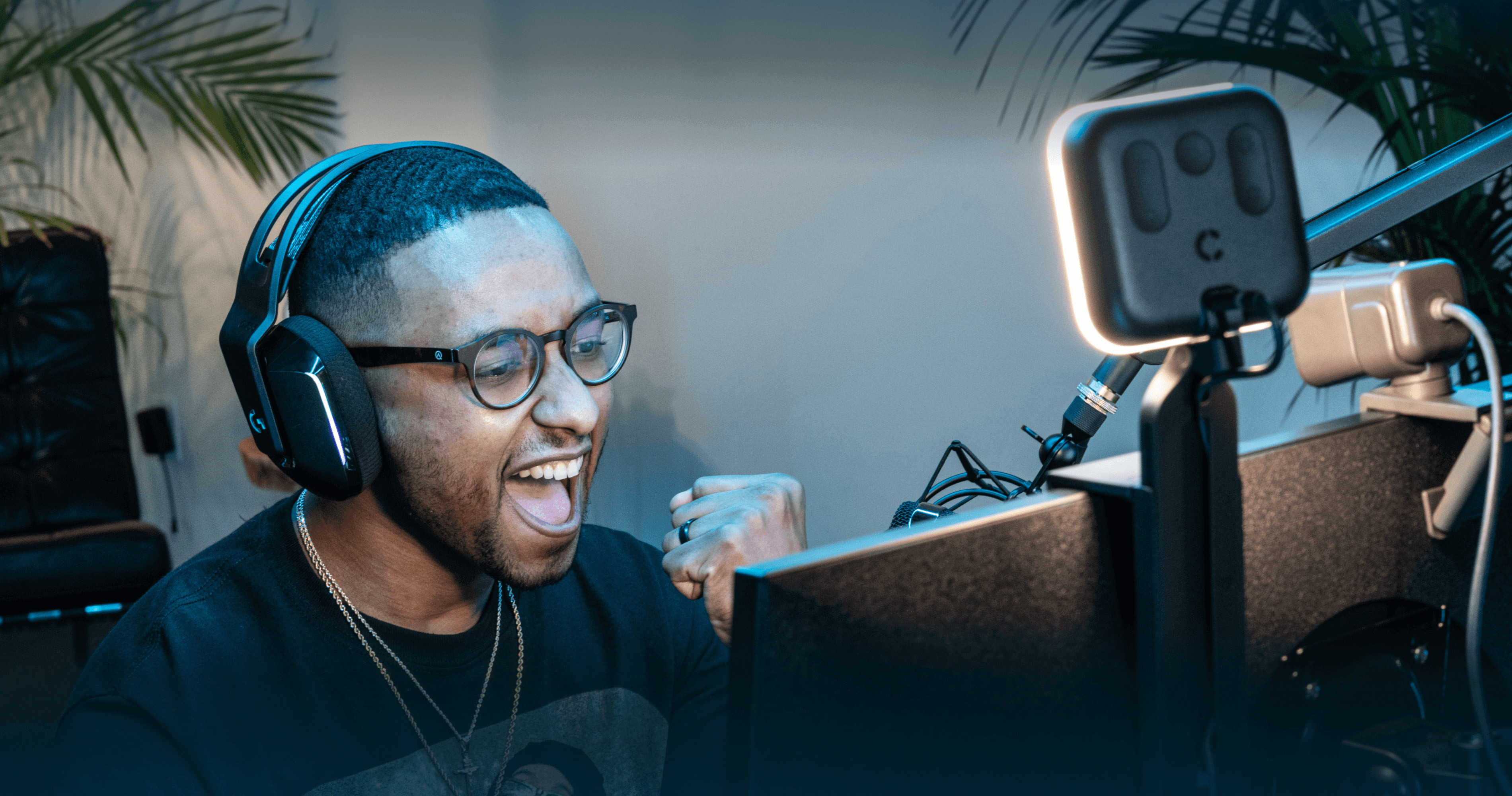 Voor naast je webcam op de monitorrand: Logitech Litra Glow lamp | TechFi